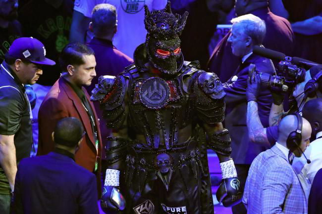 "I Wear a 45-Pound Vest in All My Exercising": Deontay Wilder Blaming ...