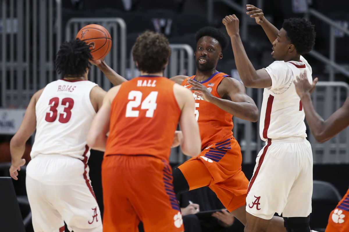 “Don’t See 9–0 by His Name”: 21 YO PJ Hall Drops ‘Cocky’ Words for Zach ...