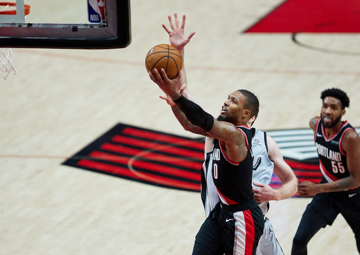 WATCH: Towering Over a Foot-Shorter Damian Lillard, 7'2 Chet Holmgren ...