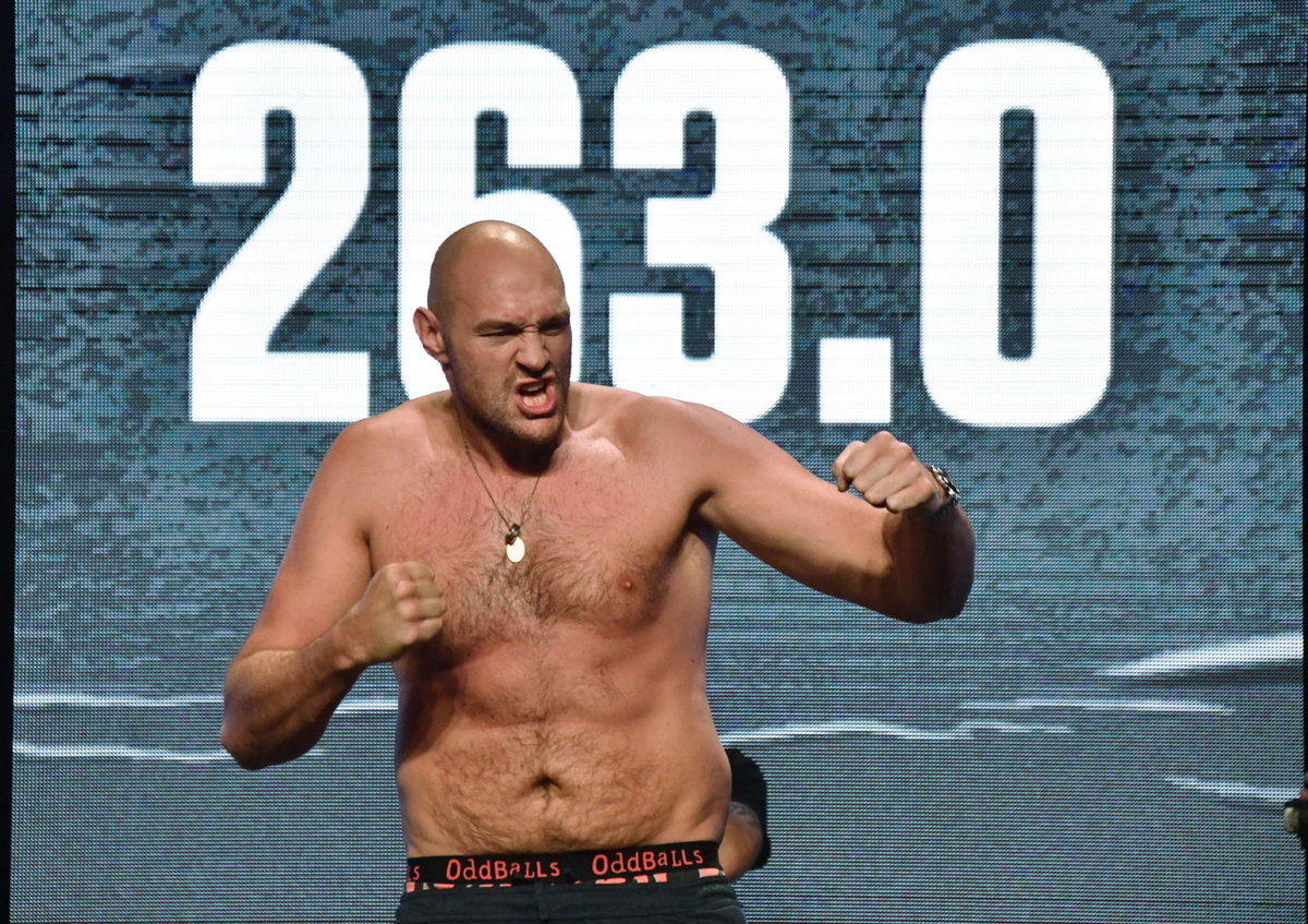Tyson Fury’s Claimed Height of 6’9” Faces Fan Questions as Picture With ...