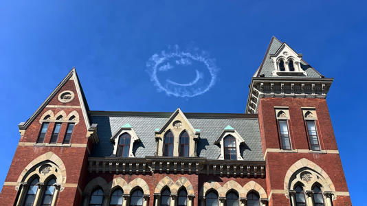 VIDEO: Pilot Creates a Smiley Face in the Sky With His Private Plane ...