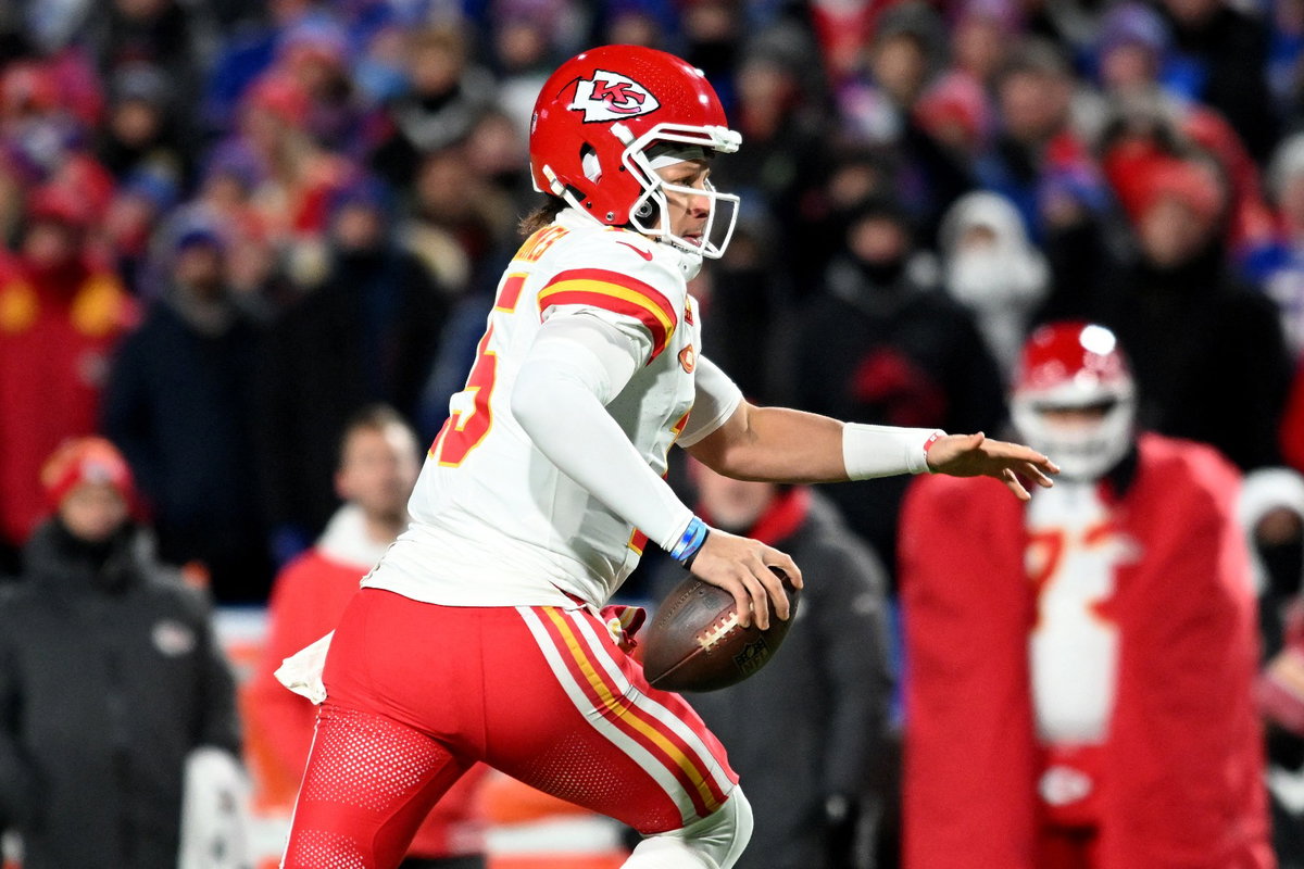 Patrick Mahomes Faces Snowballs Being Thrown by Bills Mafia After ...