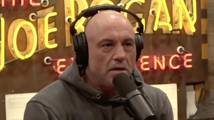 Joe Rogan Caught Being “Disrespectful” Towards Conor McGregor as Fans ...