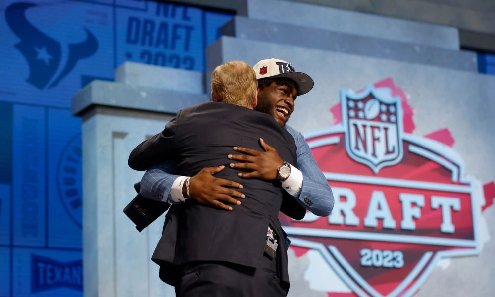 21-Year-Old First Round Draft Pick’s Emotional Moment With Mom Becomes ...