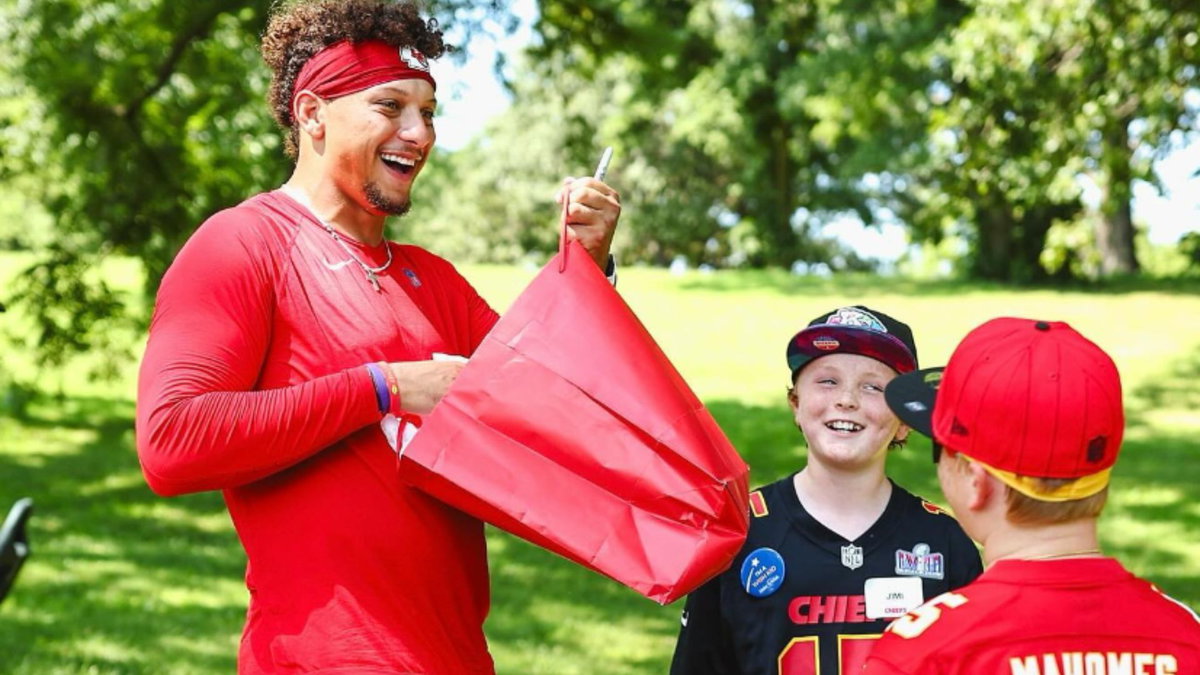 The Chiefs QB Patrick Mahomes Spends Time With Children at Preseason ...