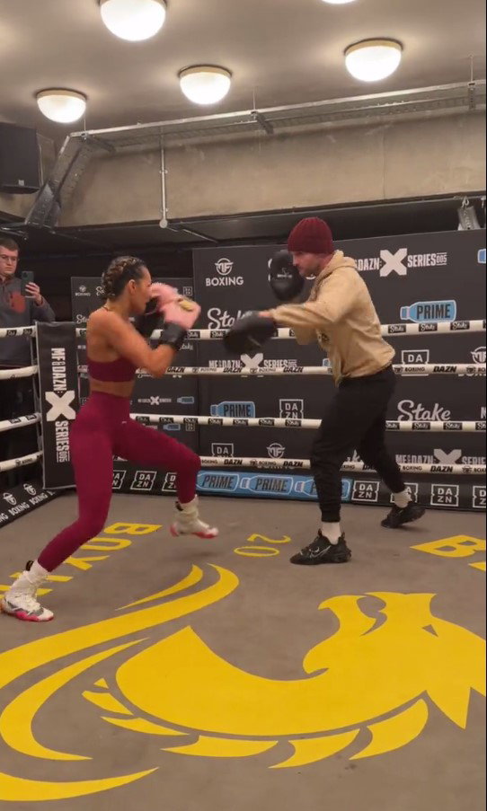 She Gonna Beat Astrid [Wett] So Easy”: AJ Bunker’s Latest Training Clip ...