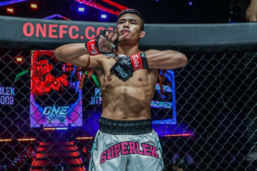 ONE Friday Fights 68: Muay Thai Star Kongthoranee Taking Direct Punches ...