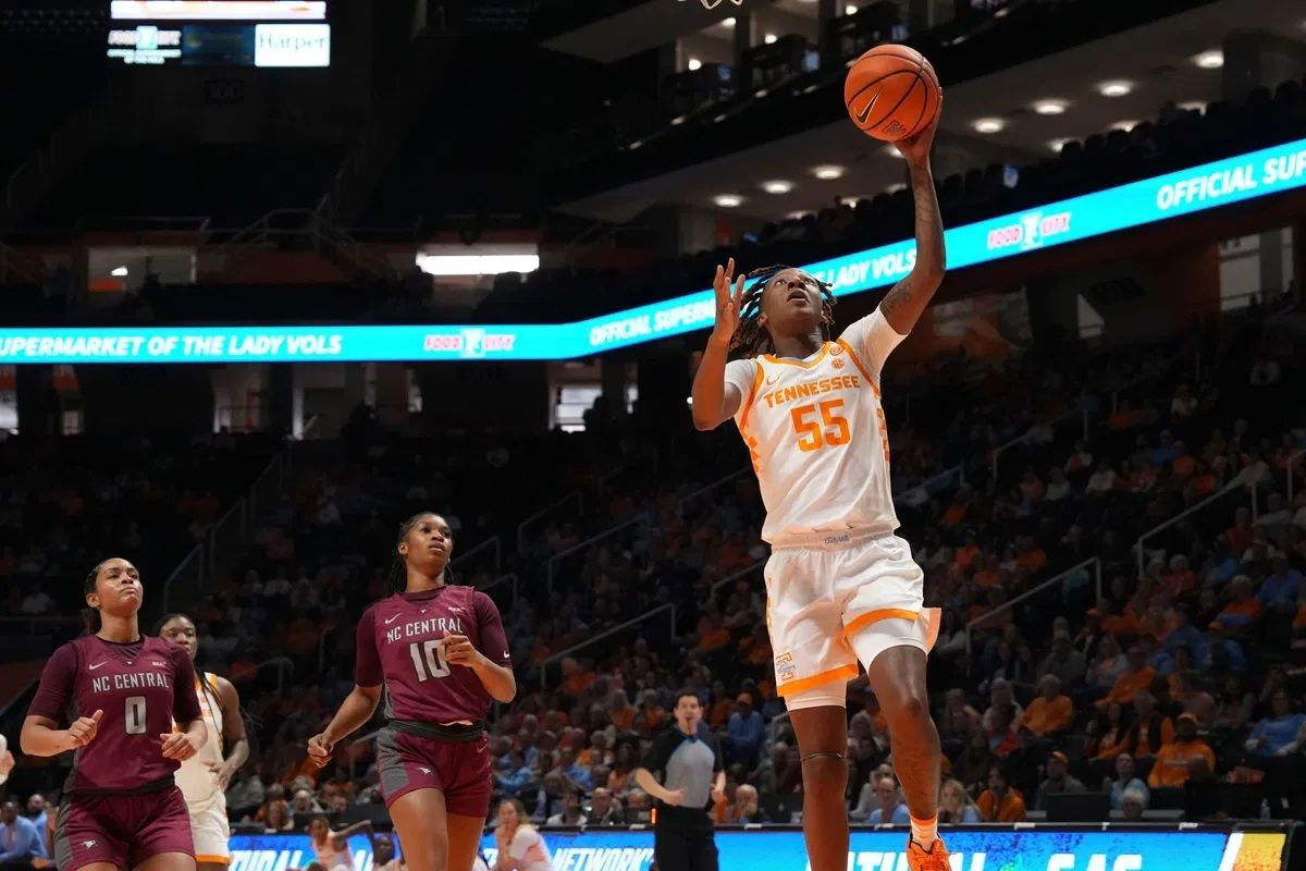 What Happened to Talaysia Cooper? Tennessee Star Headed for Locker Room ...