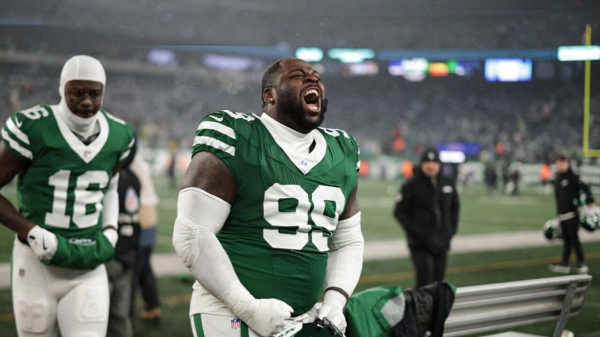Jets' Khalen Saunders Makes Holiday Demand to Taylor Swift After ...