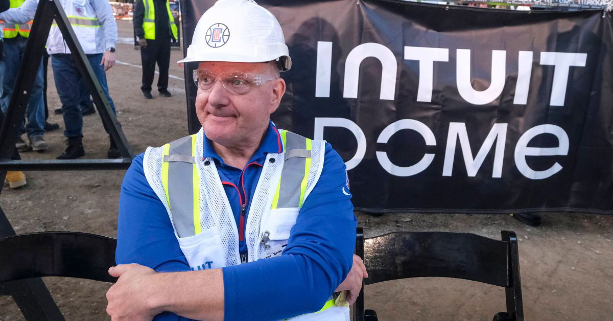 “No Banners!?”: NBA Fans Mock Steve Ballmer’s Amazing Gesture in New $2 ...