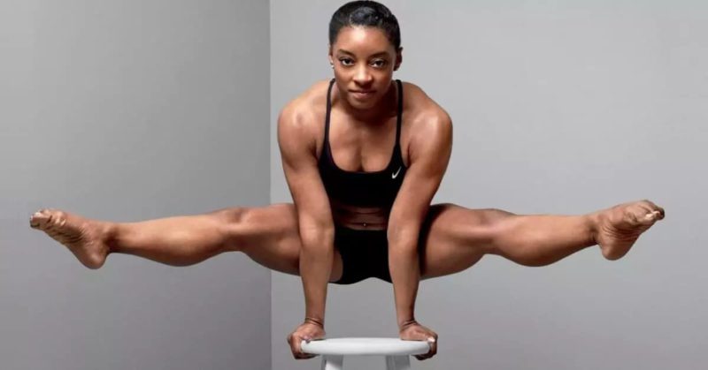 Newly Wed Simone Biles Shows Off Ripped Abs In Black Swimsuit Blue And Cream Card