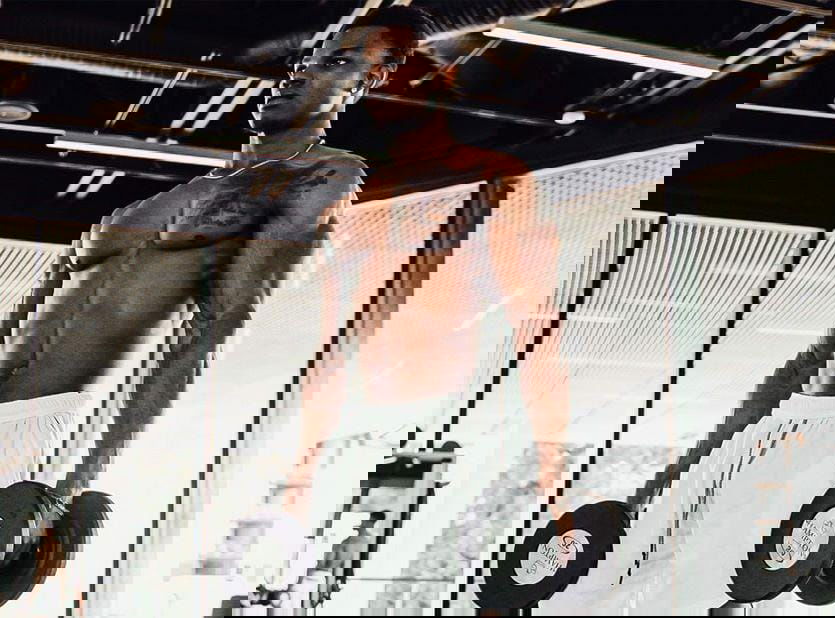 “That’s Insane”: Fitness Trainer Stuns the Internet With a 135lbs Stunt ...