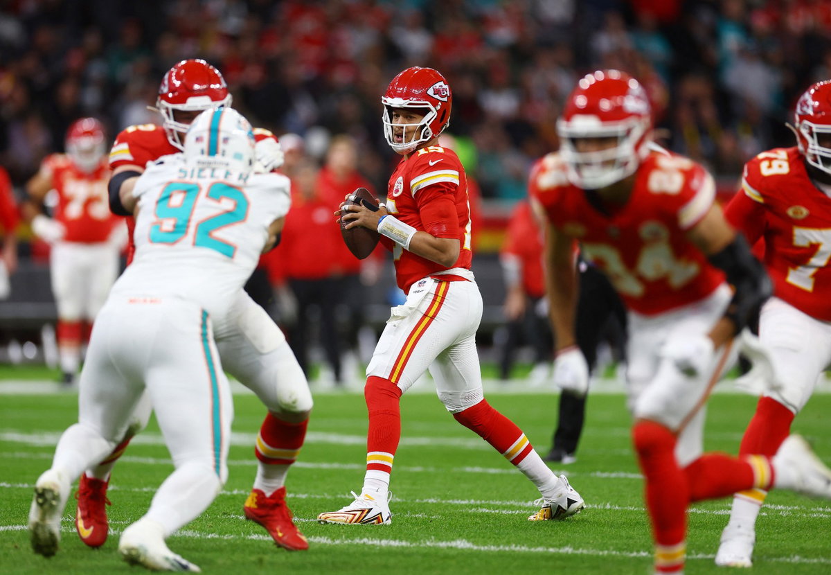 Kansas City Chiefs Struggle, Miami Dolphins Thrive as Intriguing ...