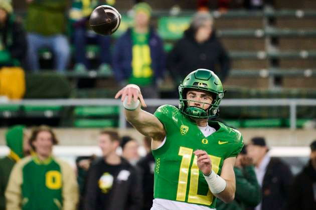 QB Bo Nix’s Dejected Towel Pose Tells the Story of Oregon’s Unfortunate ...