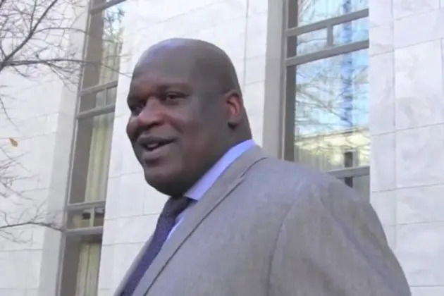 Shaquille O'Neal Smirks as He Dwarfs Stone Cold Steve Austin Wearing ...