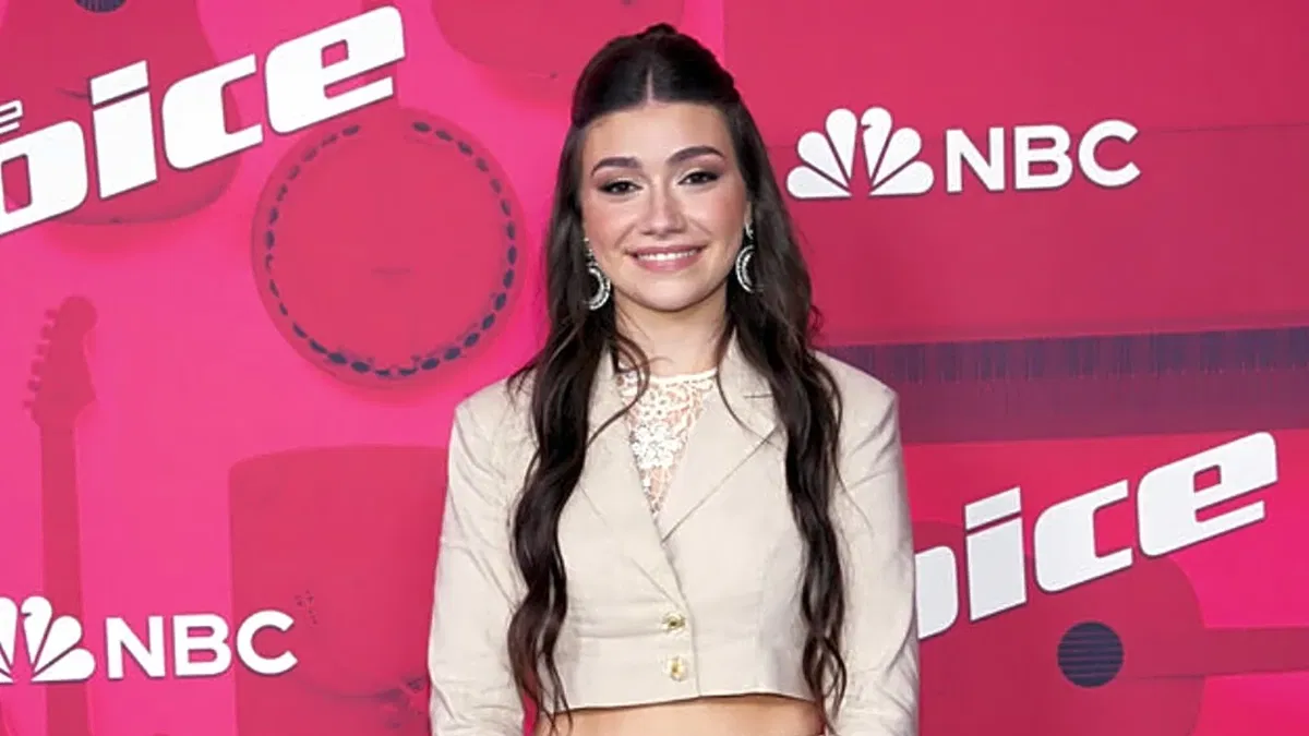 Who Is Singing the National Anthem at Packers vs Bears? Life, Net Worth ...