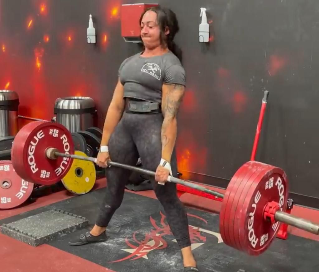 Deadlifting at 642 Lbs, 165 Lbs Female Weightlifter Creates a New World ...