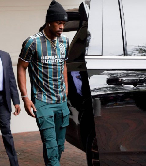 “How Are You Rich but Rocking a Fake Jersey?” – NBA Superstar Jimmy ...